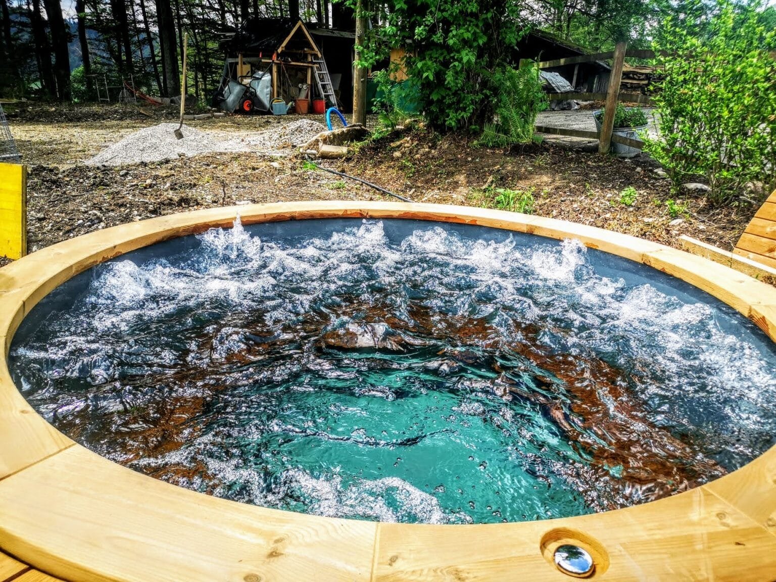 Samla regnvatten: Din guide till att fylla din badtunna i trä